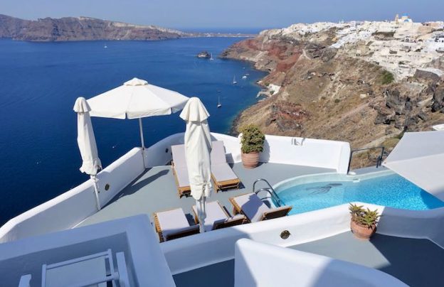 Where to Stay in Oia: Best Hotels & Sunset Views (2026 Guide)