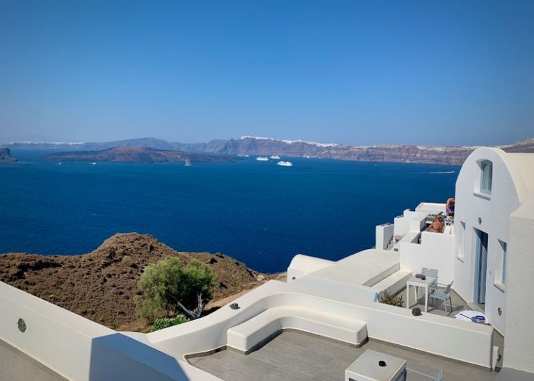 Where to Stay in Akrotiri: Best Hotels & Tips (2026 Guide)