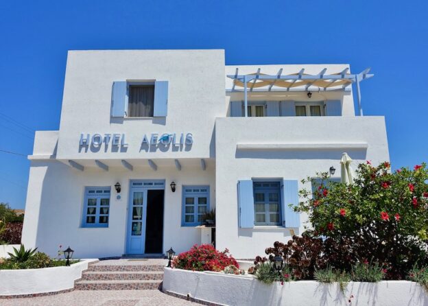 11 Best Family Hotels in Milos (2026 Guide) – Where to Stay with Kids