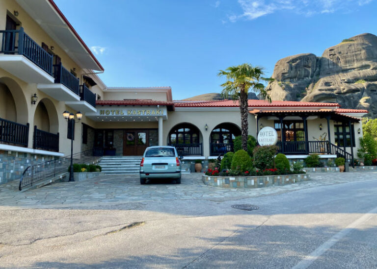 Where to Stay in Meteora: Kalambaka or Kastraki? (2026 Guide)