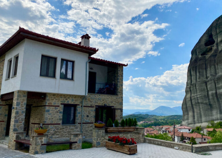 Where to Stay in Meteora: Kalambaka or Kastraki? (2026 Guide)