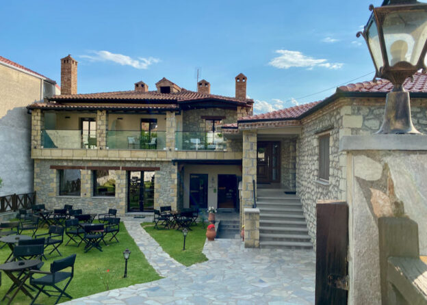 Where to Stay in Meteora: Kalambaka or Kastraki? (2026 Guide)